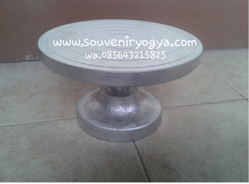 Meja Putar Besi | Souveniryogya.com